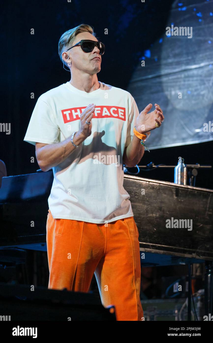 Ryan Molloy tritt mit Trevor Horn Band auf der Cropredy Convention von ...