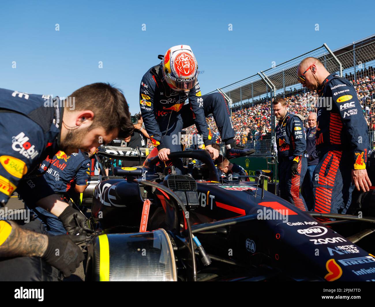 Albert Park, 2. April 2023 Max Verstappen (NED) von Team Red Bull steigt vor dem Start des ...