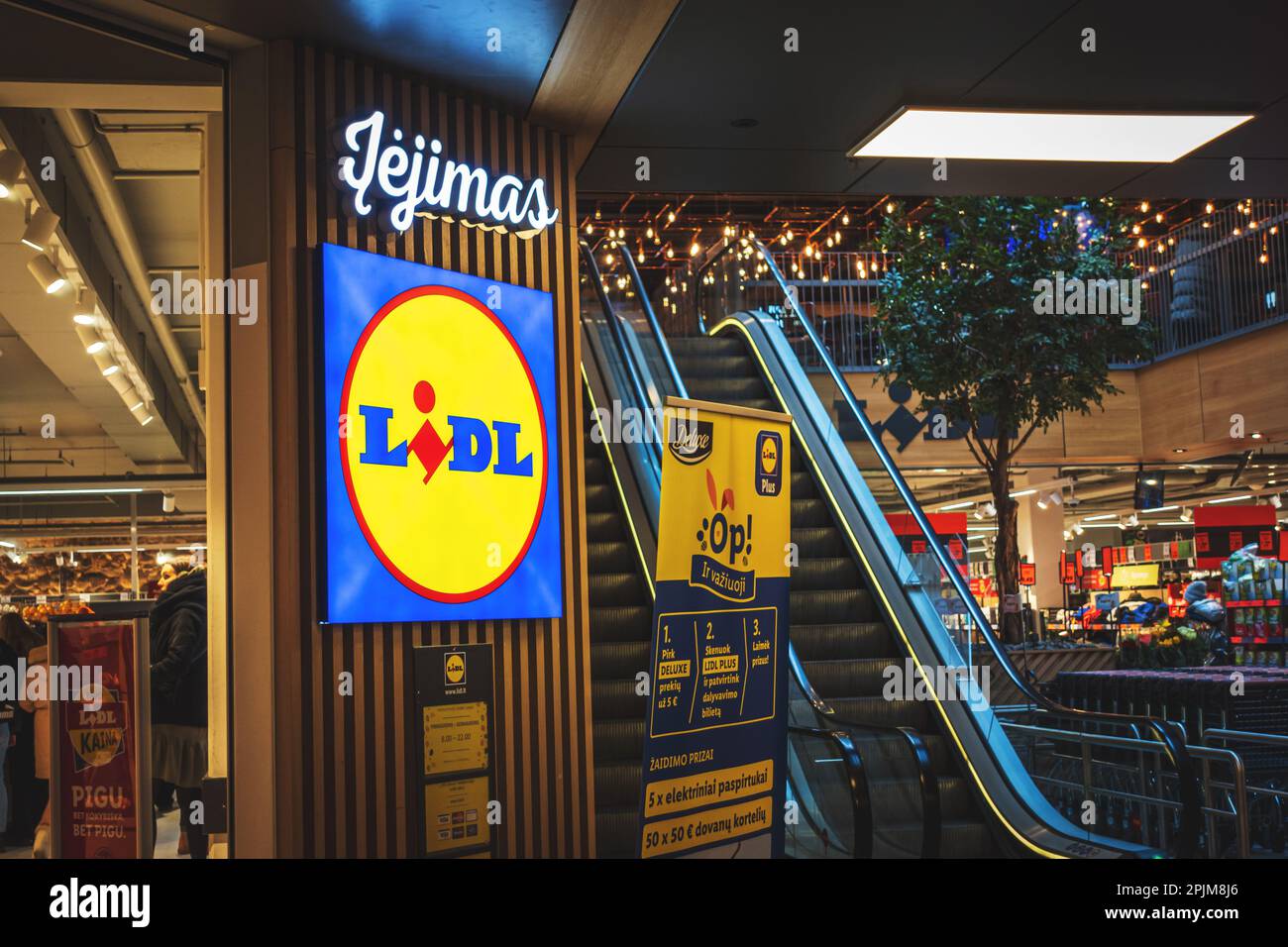 Eingang zum Lidl Shop mit Logo. Lebensmittelgeschäft in einem ...