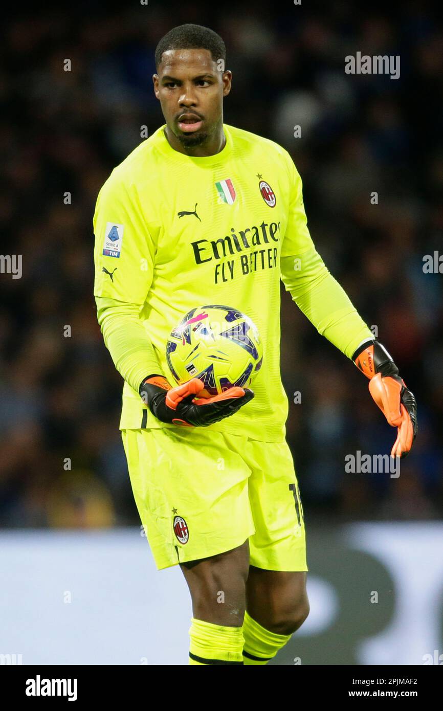 MilanÕs französischer Torwart Mike Maignan schaut während des ...