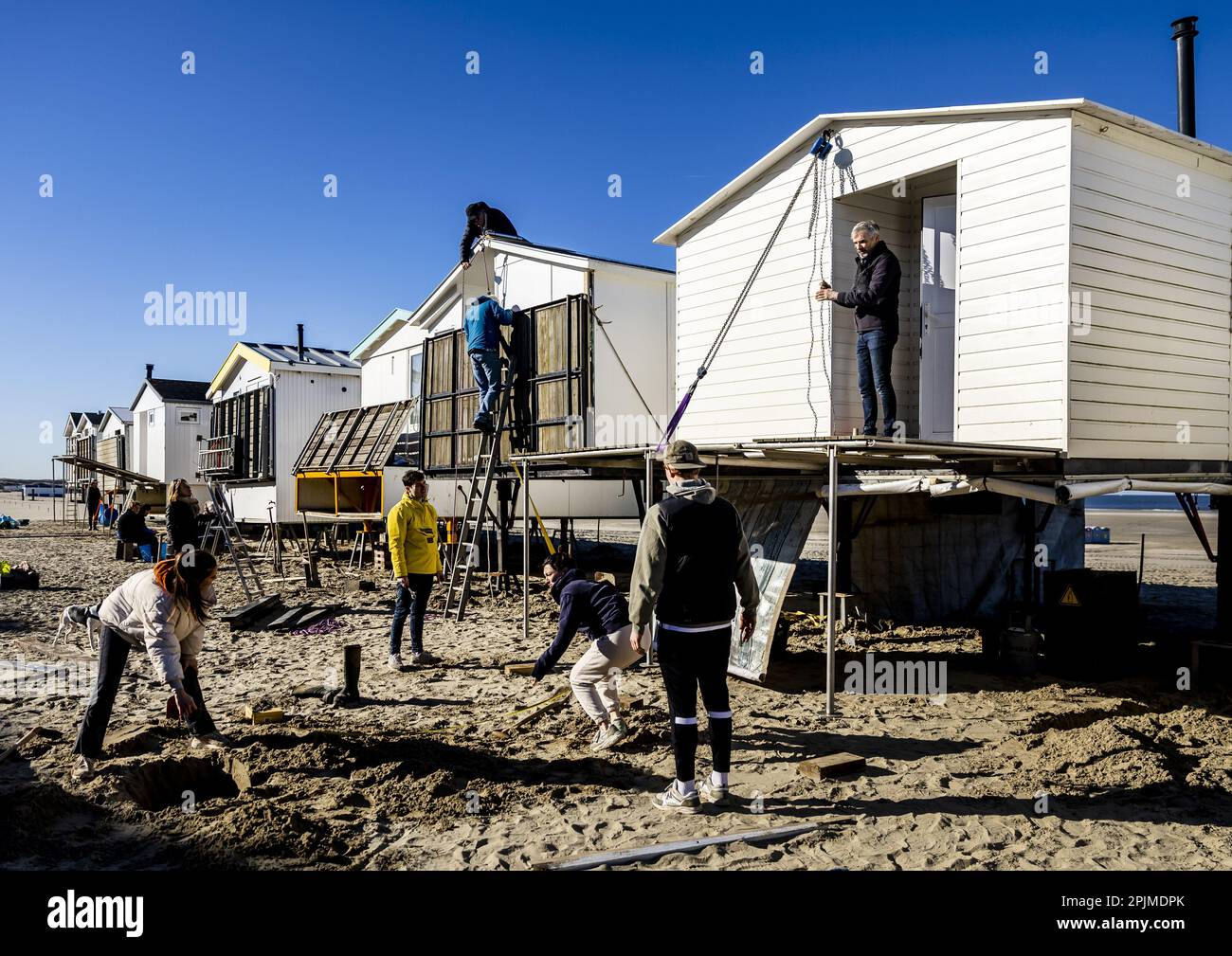 IJMUIDEN - am Strand wurde mit der Installation der Strandhäuser ...