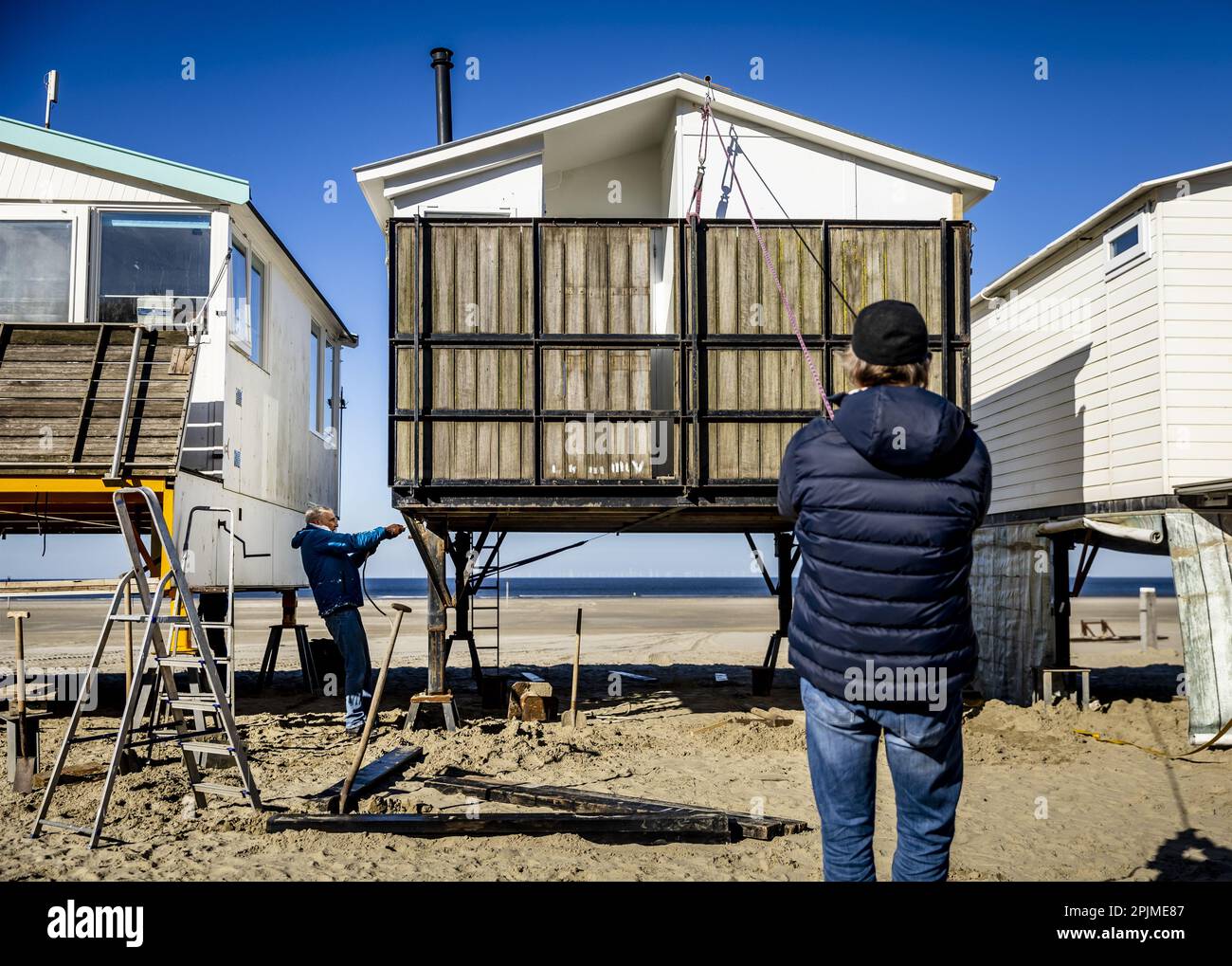IJMUIDEN - am Strand wurde mit der Installation der Strandhäuser ...