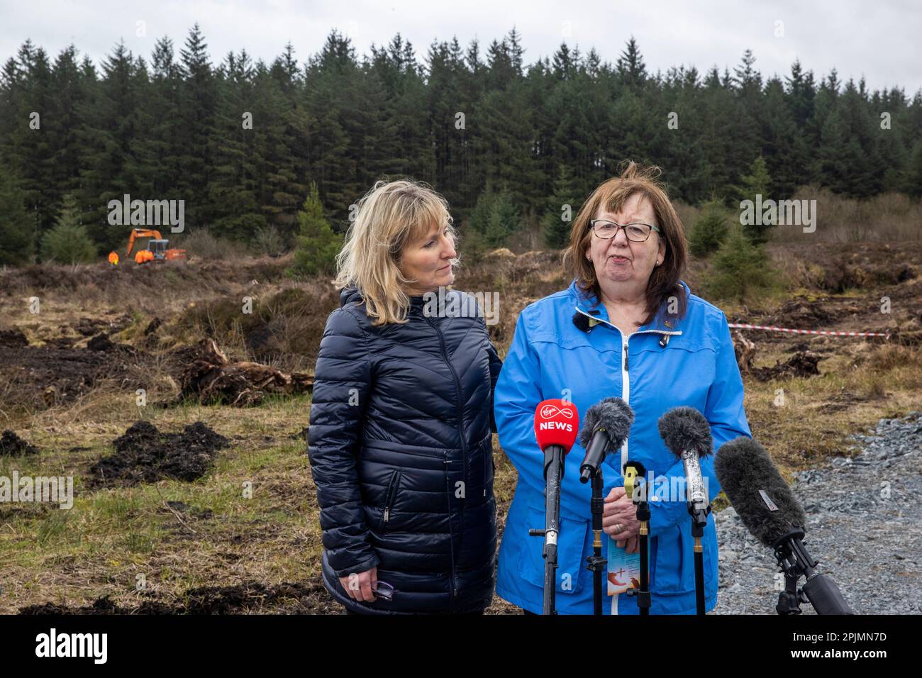 Dympna Kerr, (rechts) die Schwester von Columba McVeigh, mit Sandra ...