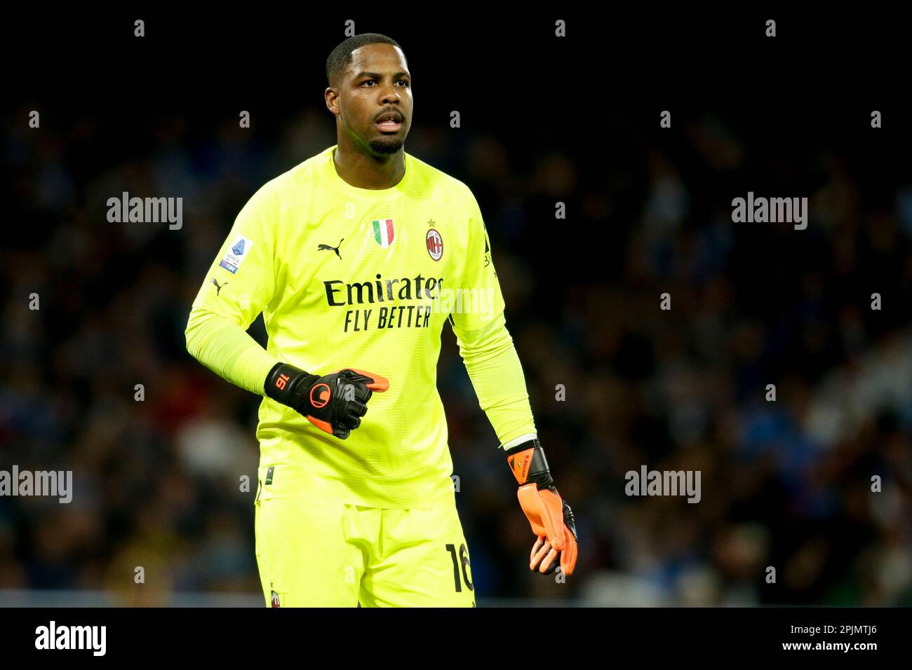 MilanÕs französischer Torwart Mike Maignan schaut während des ...