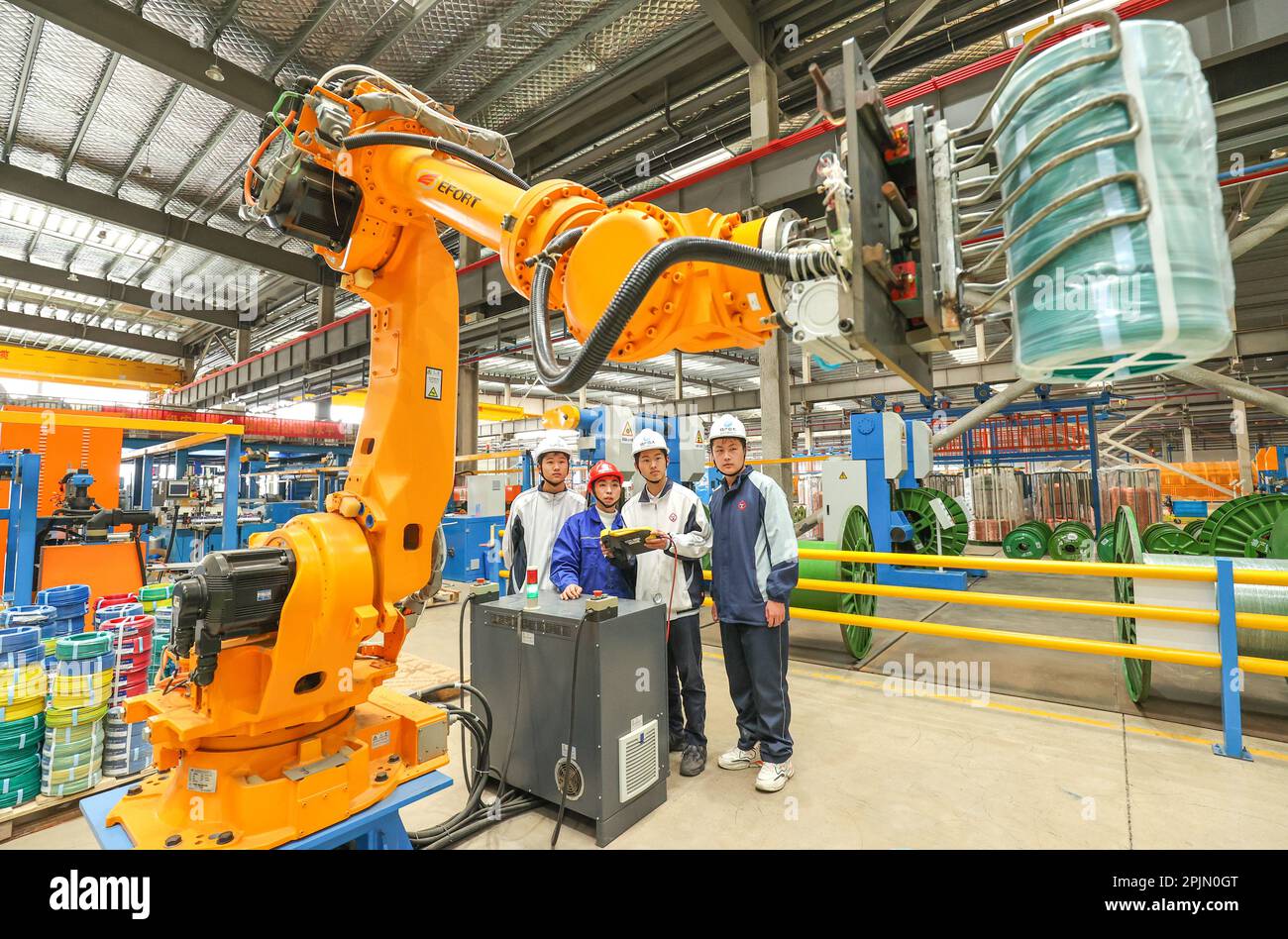 HUZHOU, CHINA - 3. APRIL 2023 - Schüler lernen in der ...