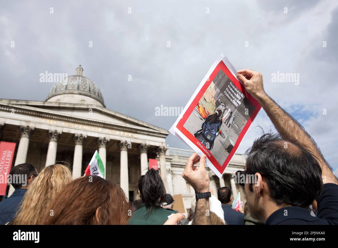 Poster, Flaggen und Botschaften werden gehalten, während sich ...