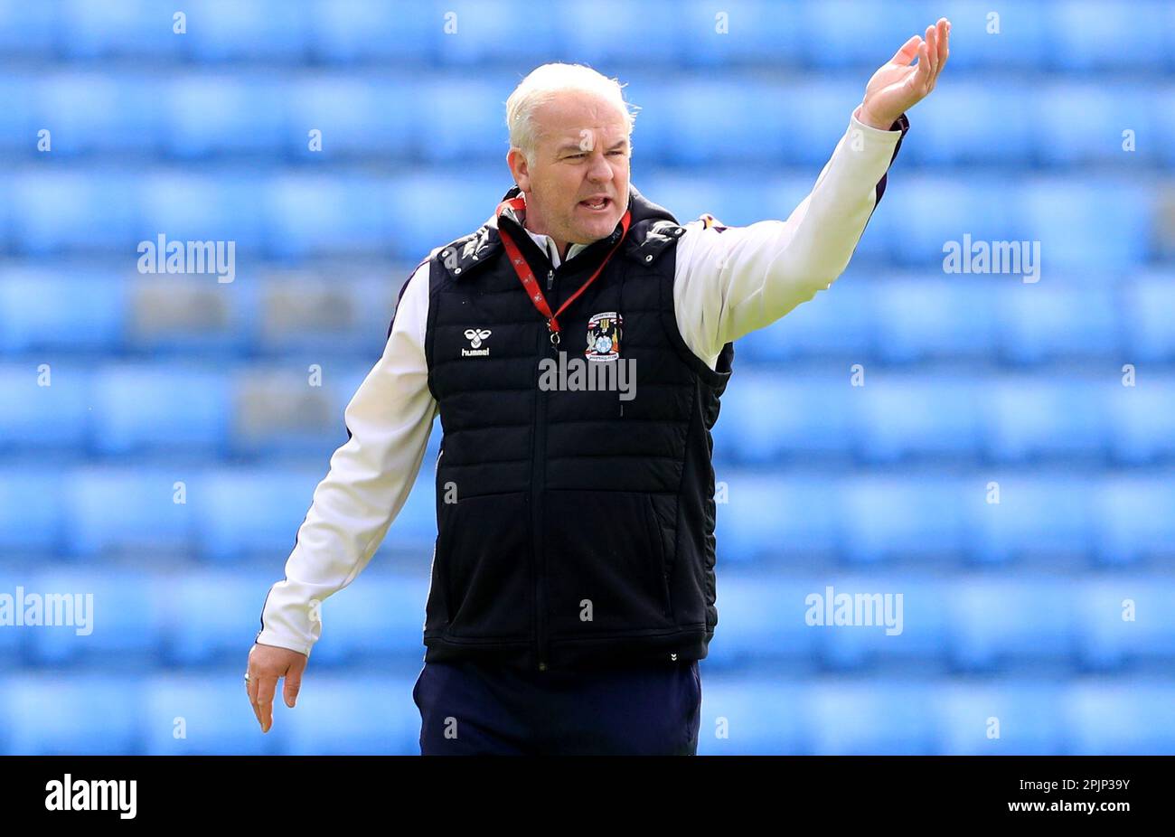 Die Adi Viveash von Coventry City zeigt Gesten während des Trainings in ...