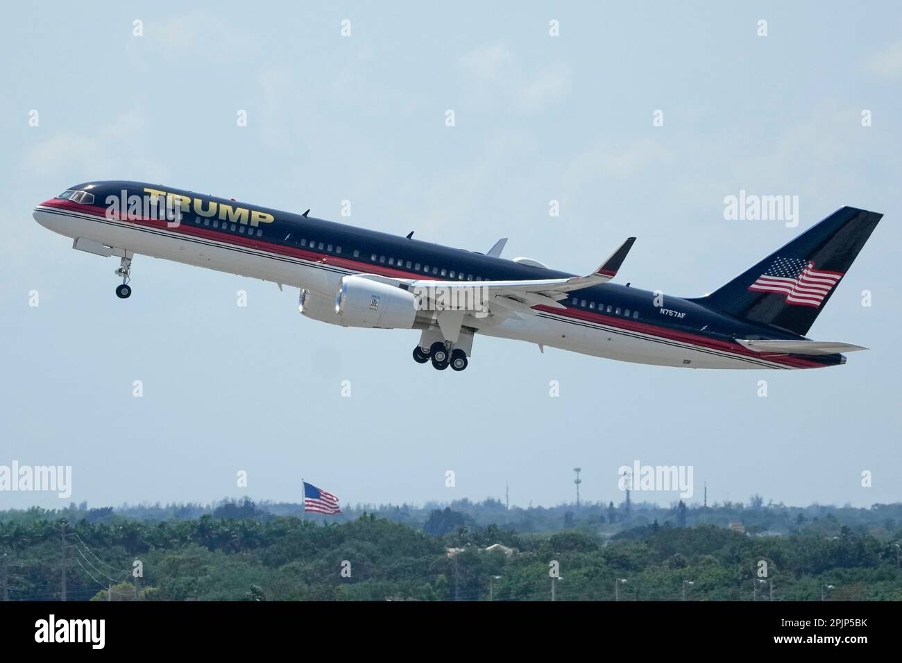 The plane carrying former president Donald Trump lifts off at Palm ...