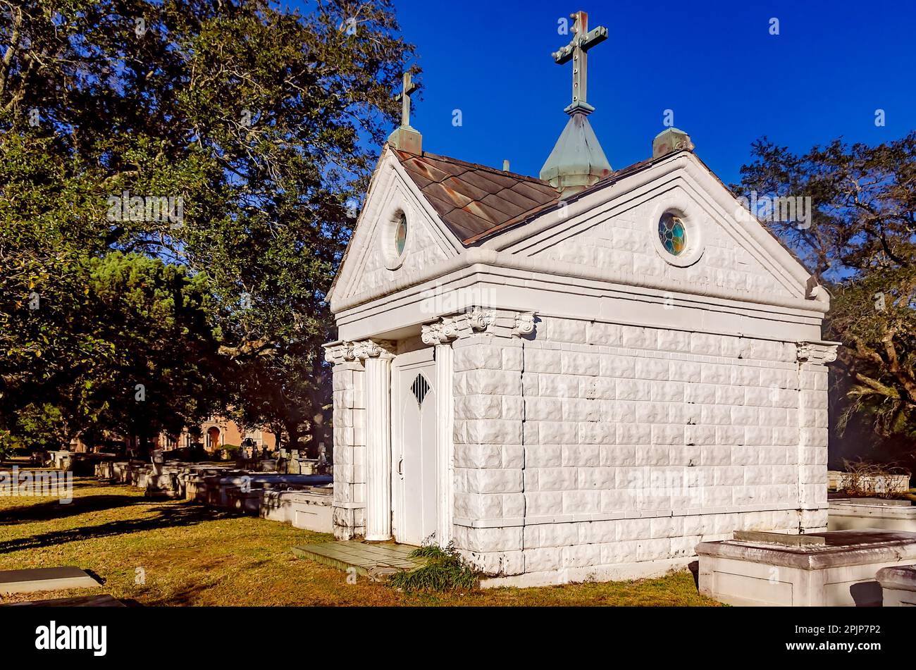 Die Sonne geht auf einem Mausoleum auf dem Malbis-Friedhof in der ...
