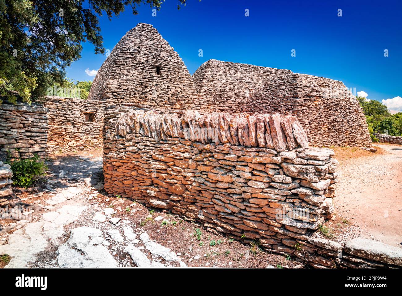 Gordes, Frankreich. Borie: Eine traditionelle Trockensteinhütte in der ...