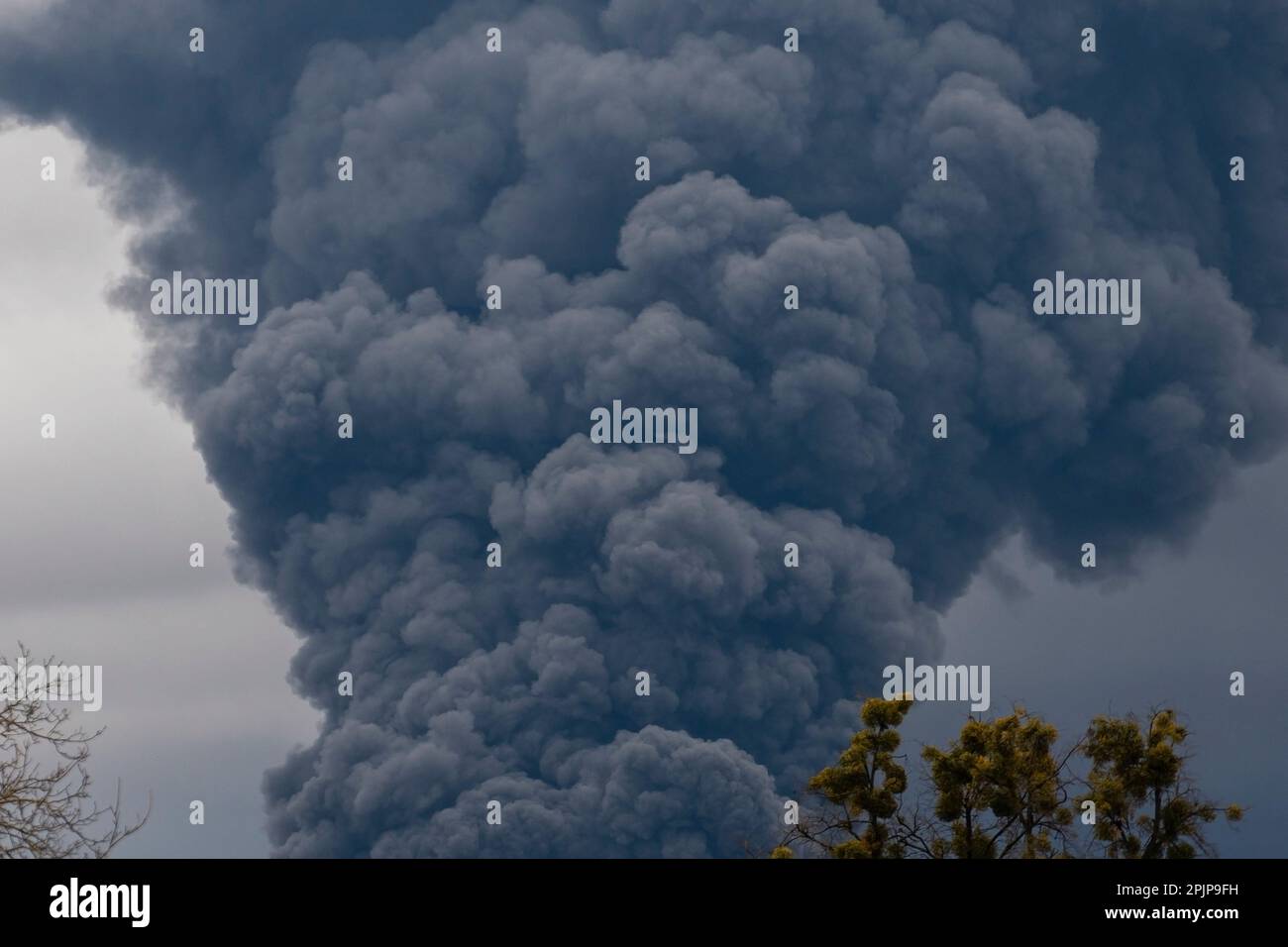 Während des Krieges zwischen der Ukraine und Russland bedeckt schwarzer ...