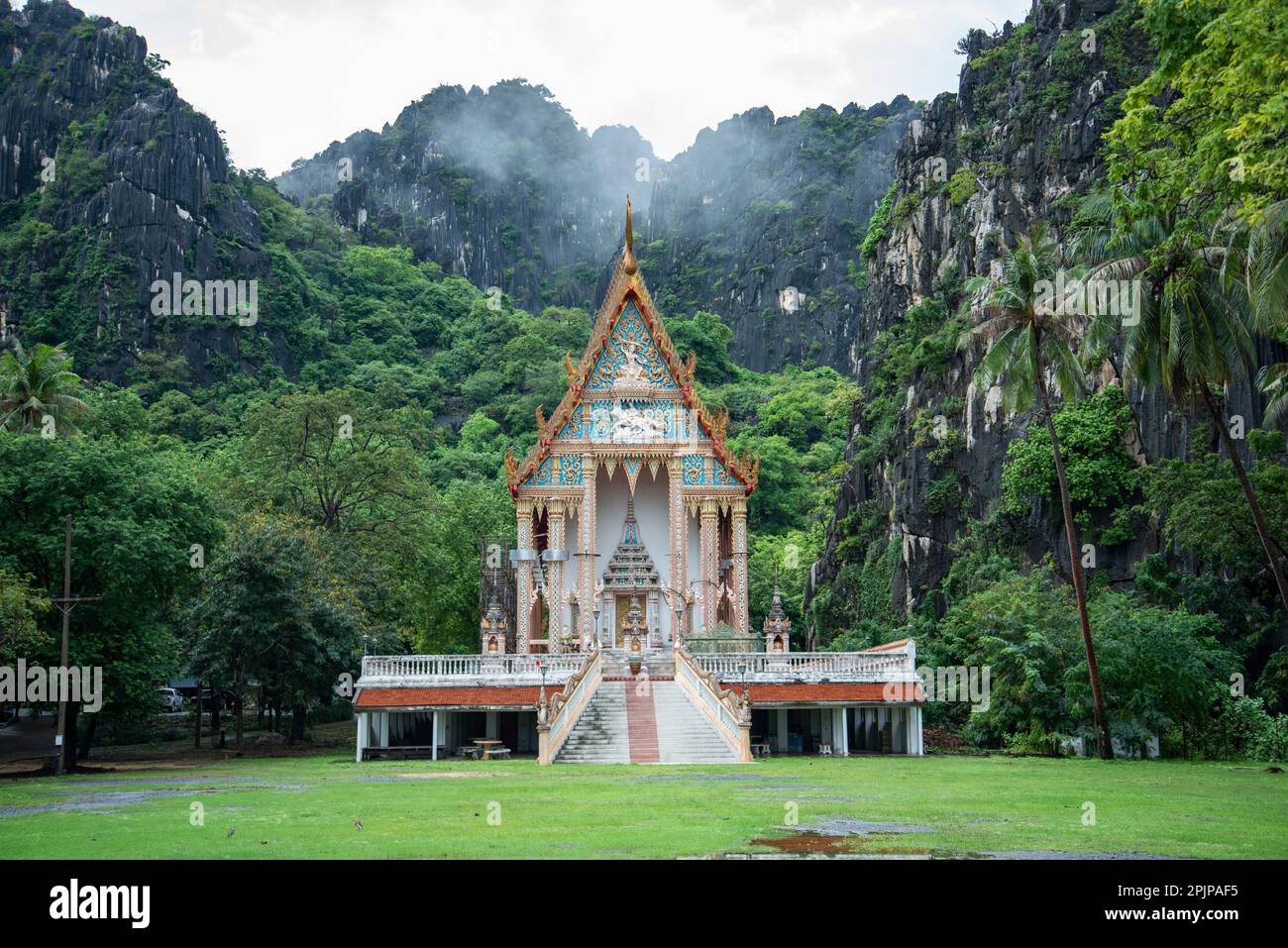 Der Wat Khao Daeng Tempel im Dorf Khao Daeng im hat Sam ROI Yot in der ...