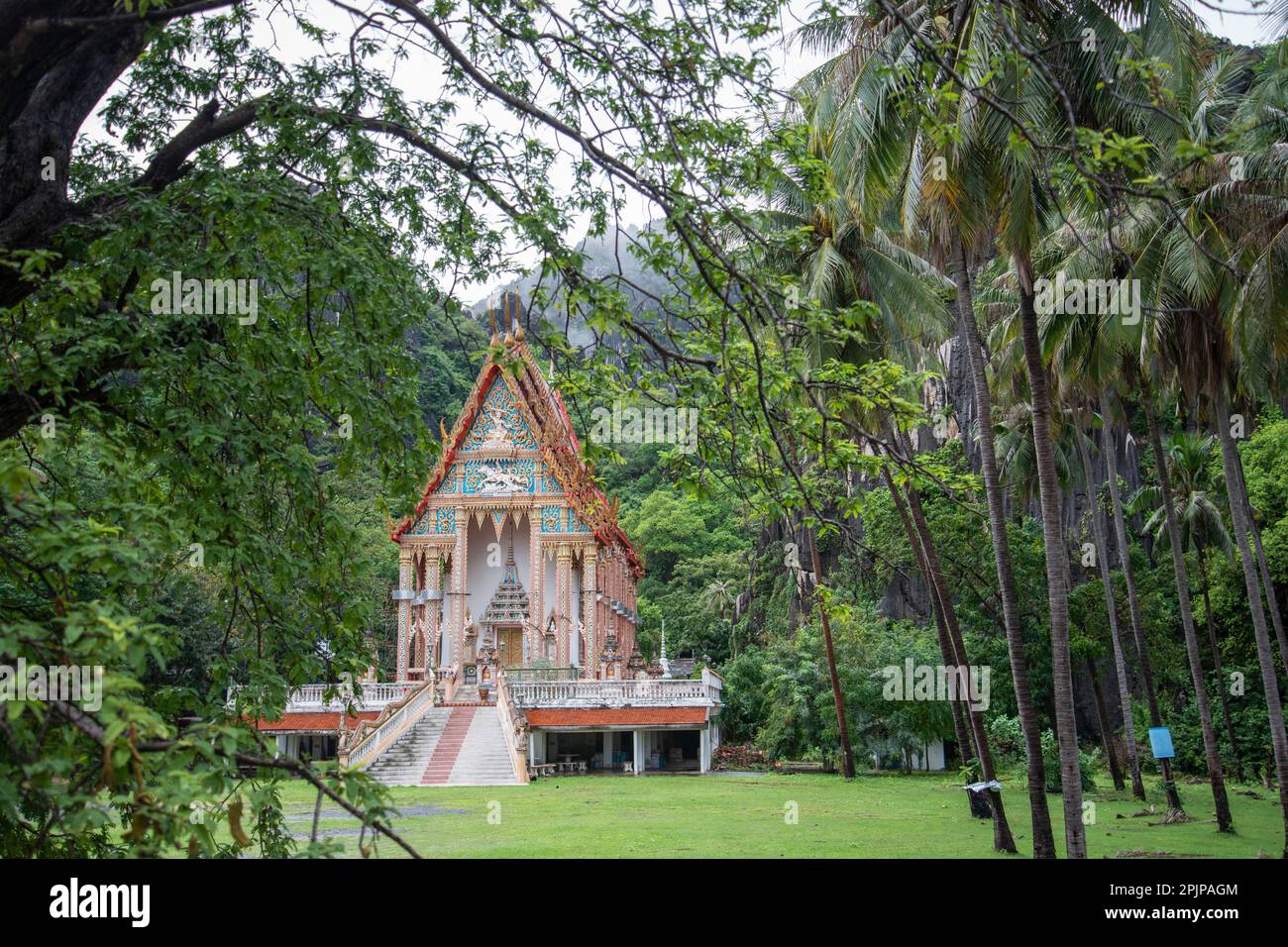 Der Wat Khao Daeng Tempel im Dorf Khao Daeng im hat Sam ROI Yot in der ...