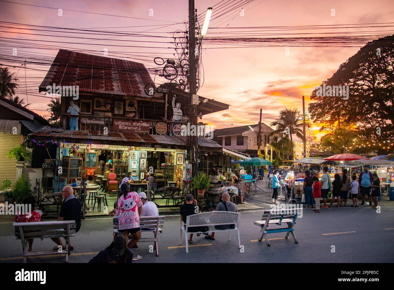 Der Samstagsmarkt in der Fußgängerzone in der Altstadt von Pranburi in ...
