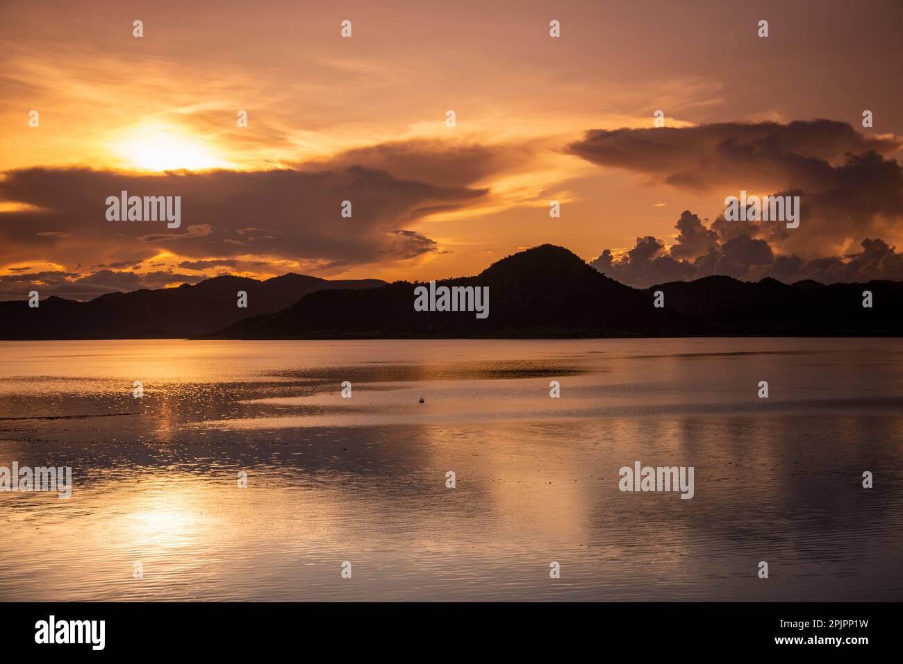 Landschaft und Natur am Pran Buri Dam oder Mae Nam Pran Buri in der ...