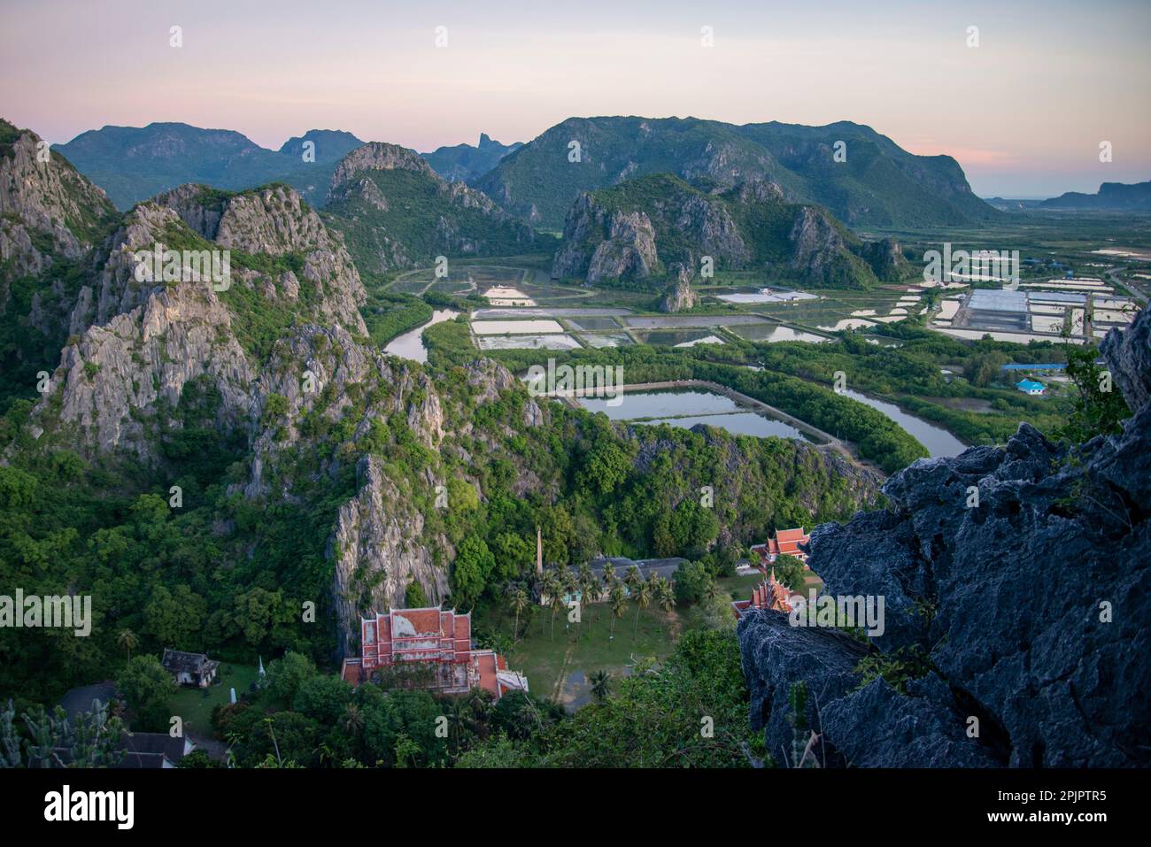Die Landschaft und der Blick vom Khao Daeng Aussichtspunkt im Dorf Khao ...