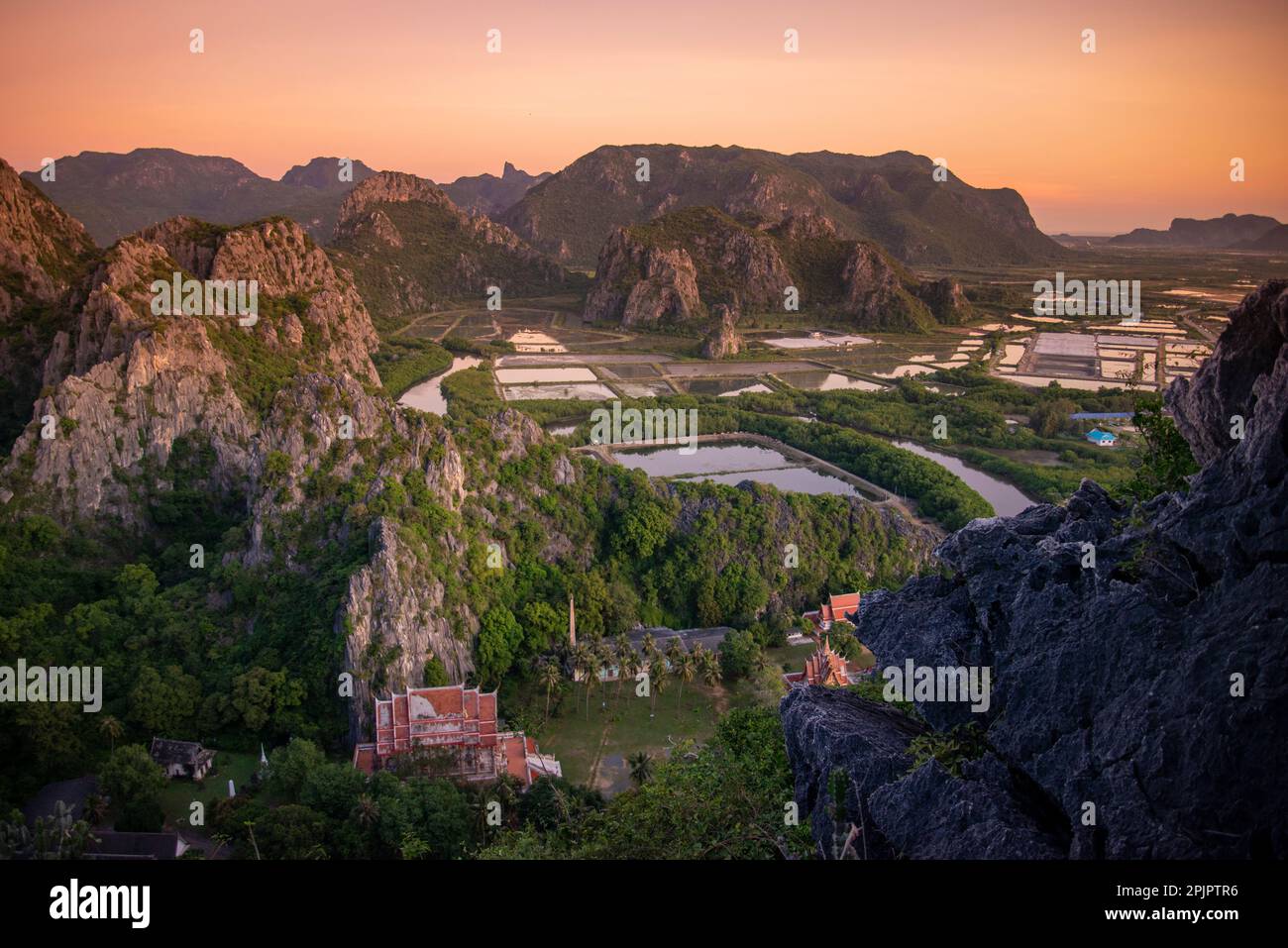 Die Landschaft und der Blick vom Khao Daeng Aussichtspunkt im Dorf Khao ...