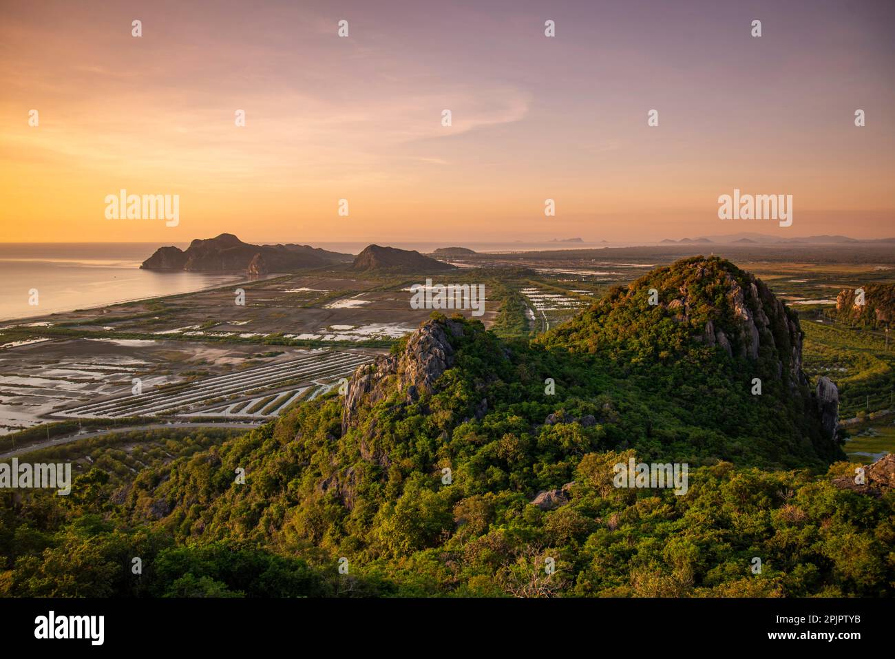 Die Landschaft und der Blick vom Khao Daeng Aussichtspunkt im Dorf Khao ...
