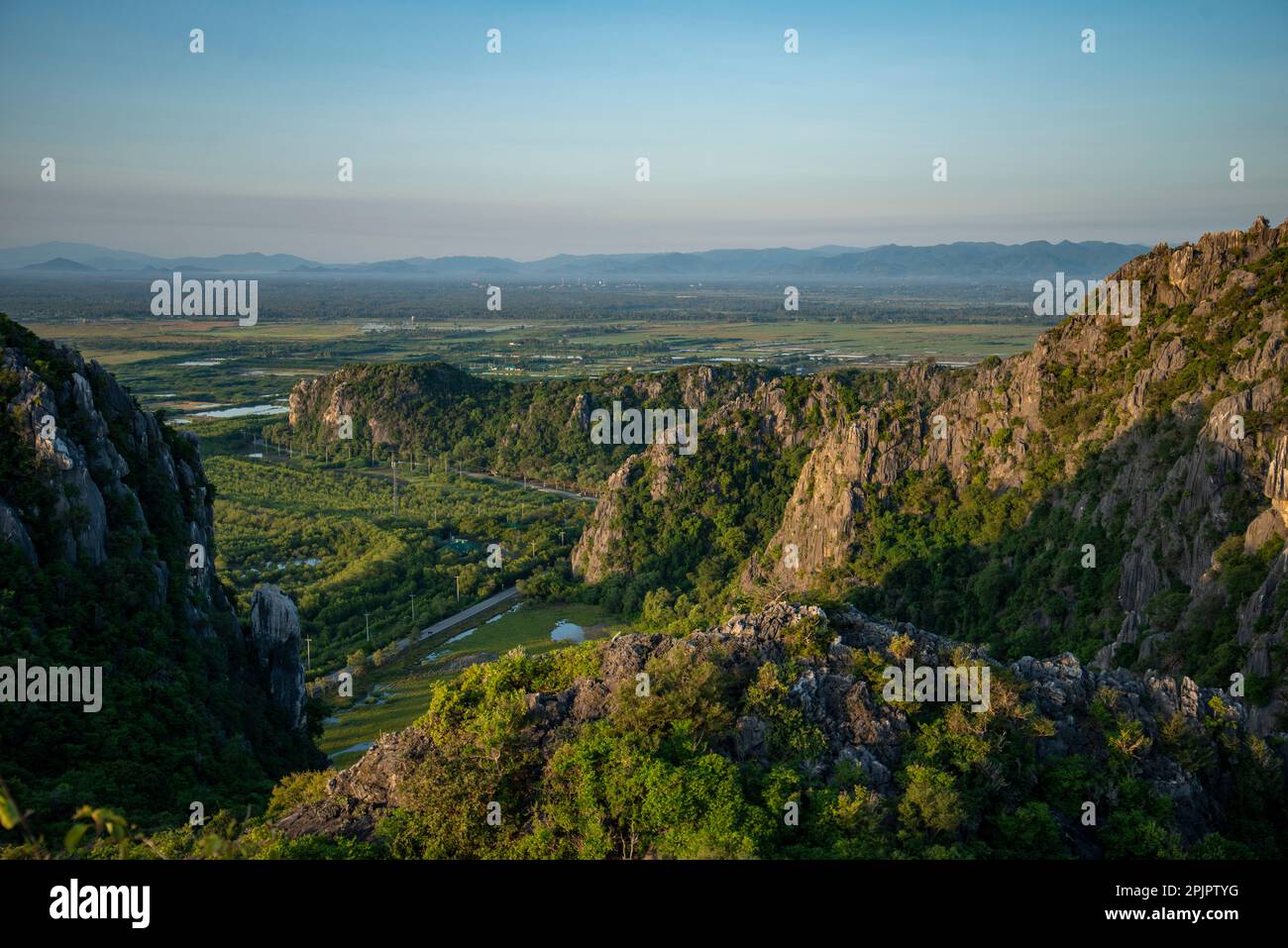 Die Landschaft und der Blick vom Khao Daeng Aussichtspunkt im Dorf Khao ...