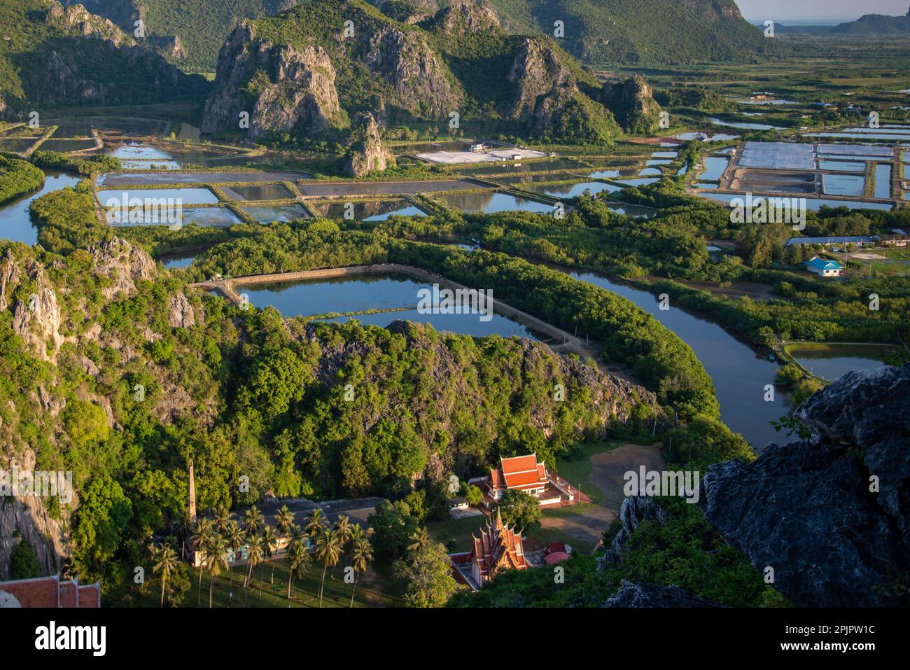 Die Landschaft und der Blick vom Khao Daeng Aussichtspunkt im Dorf Khao ...