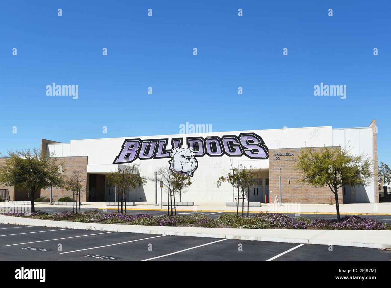 IRIVNE, KALIFORNIEN - 2. April 2023: Das Gymnasium auf dem Campus der ...