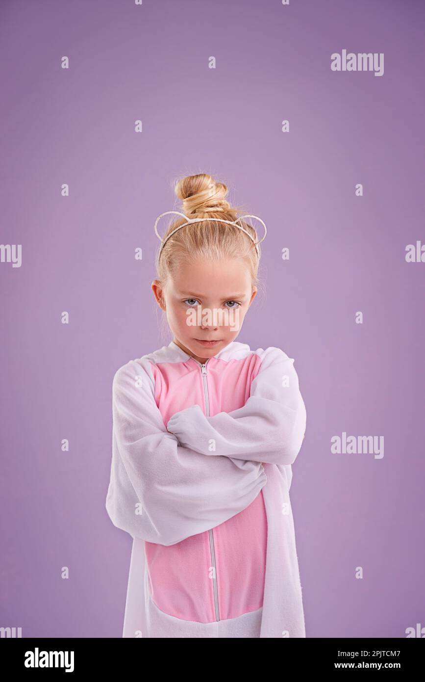 Sie ist ein mürrischer Bär... Ein süßes kleines blondes Mädchen, das als Bär verkleidet ist, mit ...