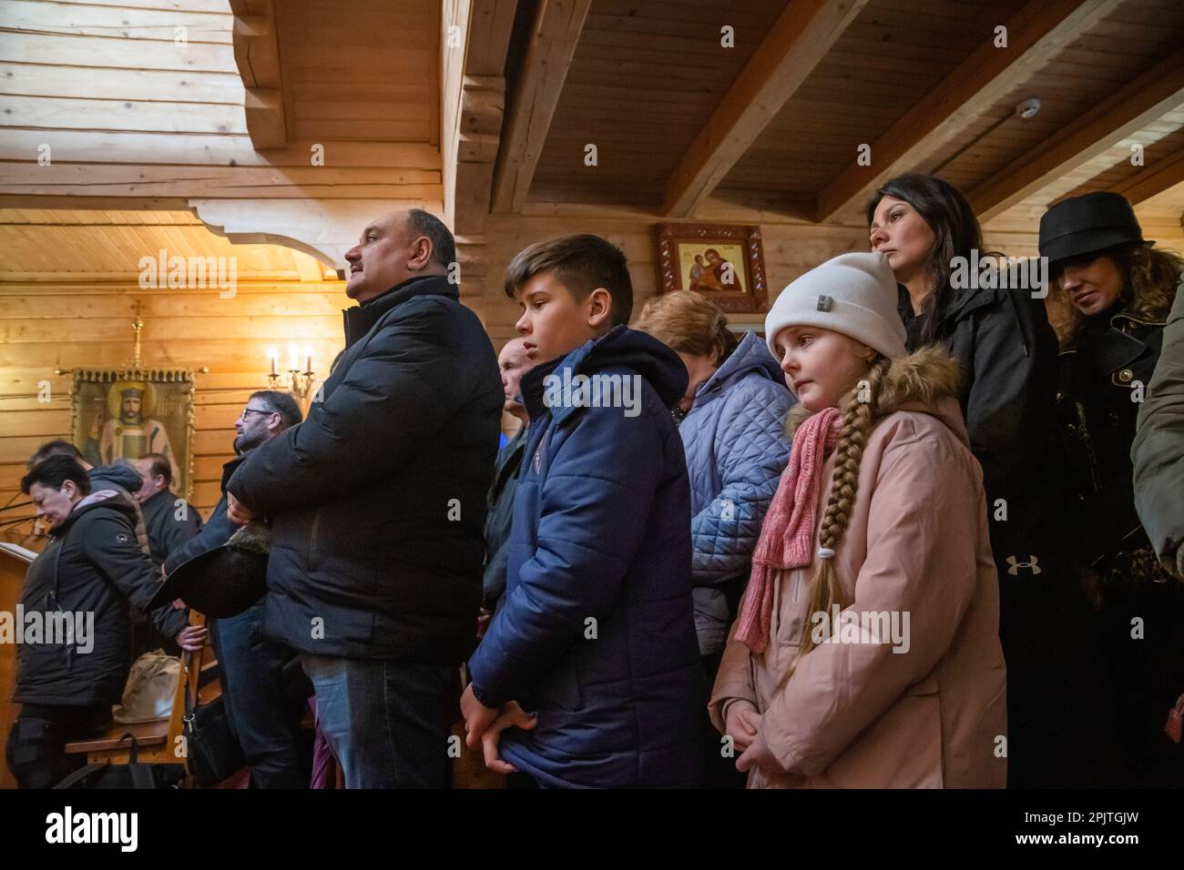 Die Menschen besuchen eine Gedenkliterurgie in einer Kirche in Lemberg. Yurii Ruf war ...