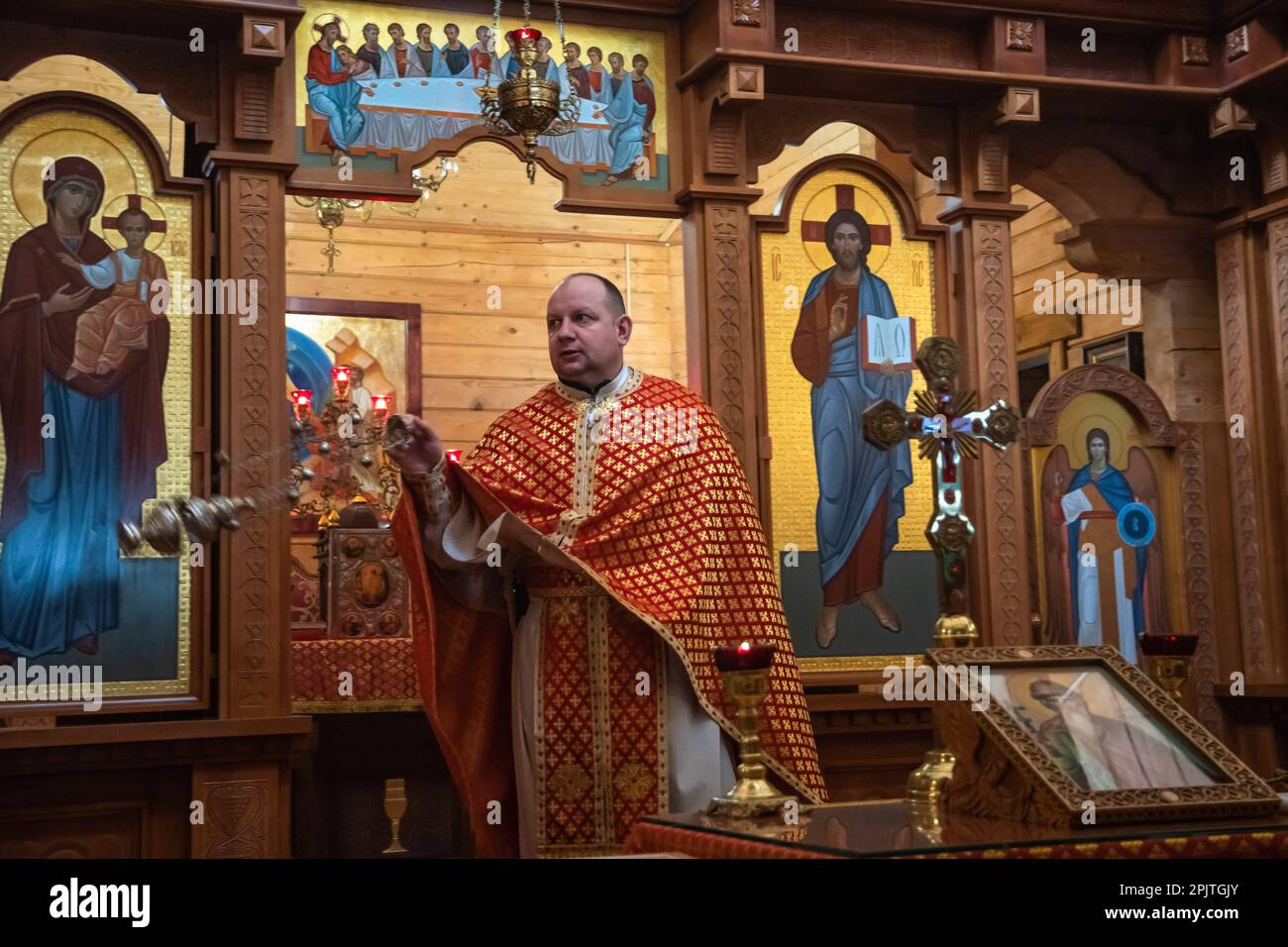 Der Priester führt die Liturgie bei der Gedenkfeier in der Kirche durch ...