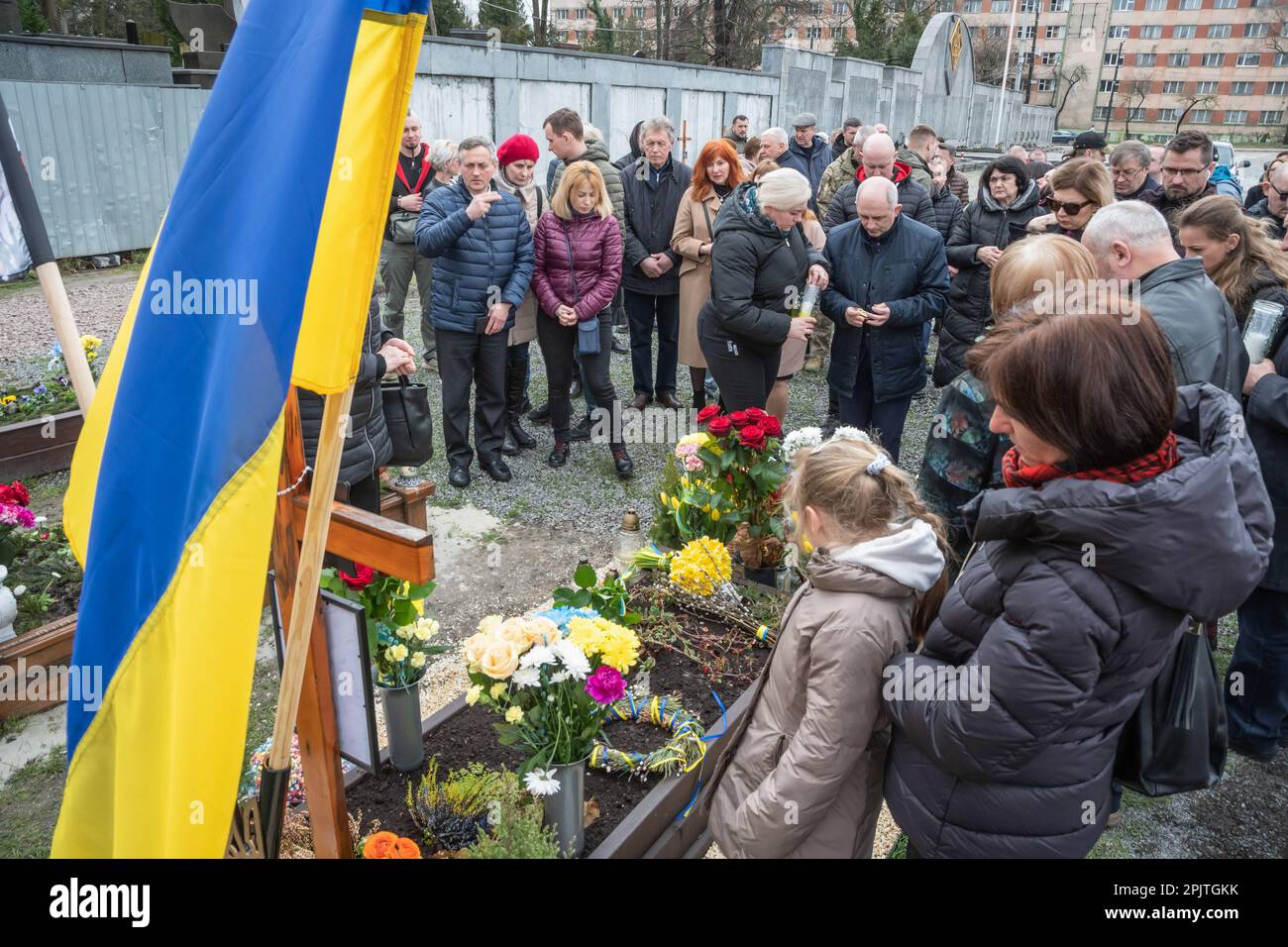 Die Menschen besuchen eine Gedenkfeier auf dem Friedhof in der Nähe des ...