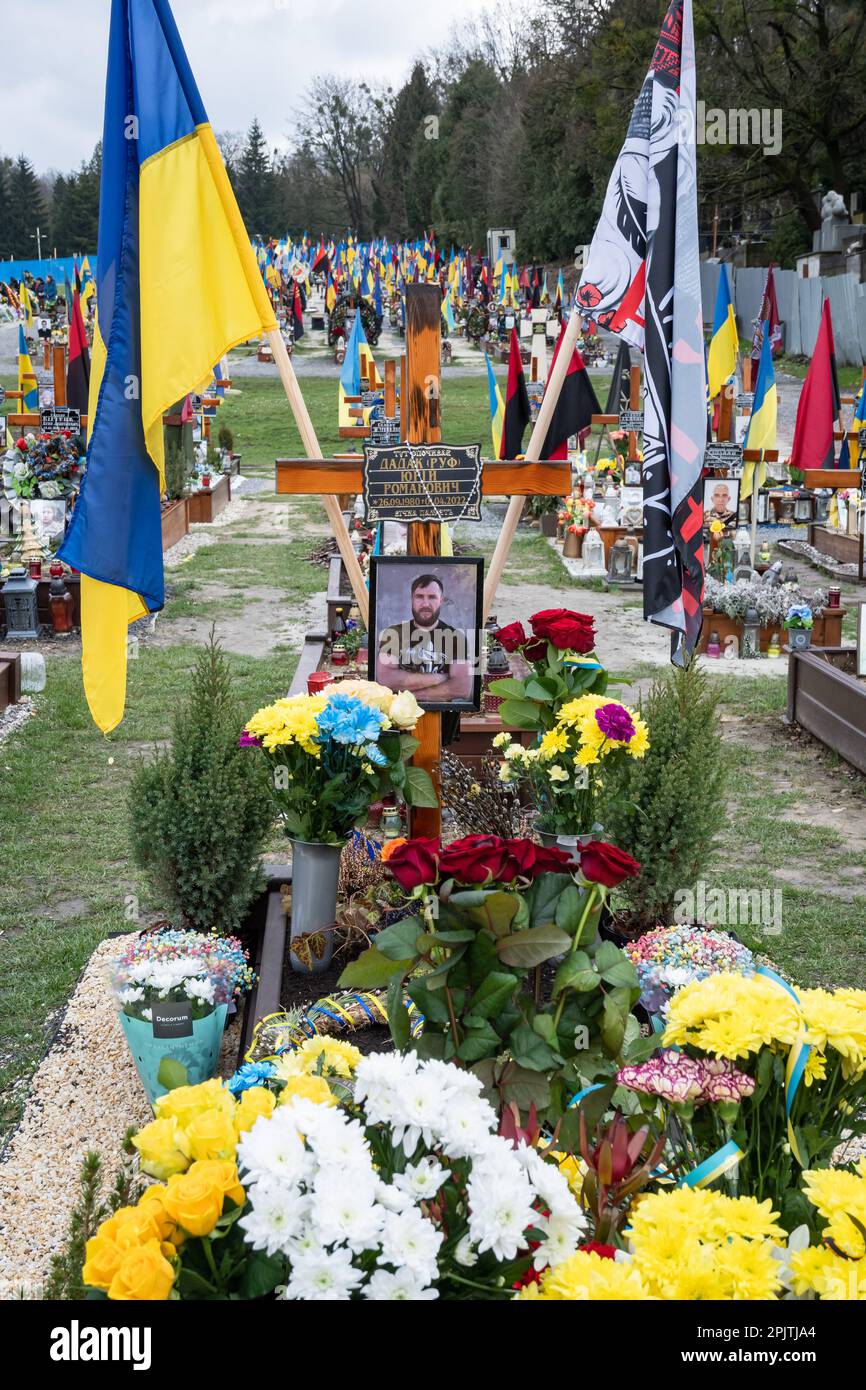 1. April 2023, Lemberg, Ukraine: Das Grab eines gefallenen Soldaten mit ...
