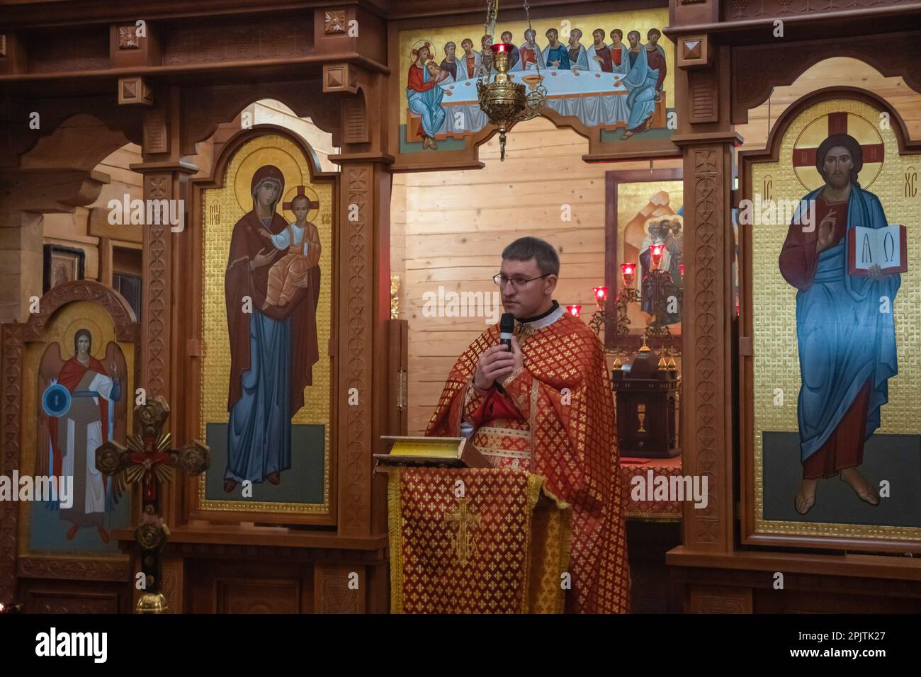 1. April 2023, Lemberg, Ukraine: Der Priester führt die Liturgie bei ...