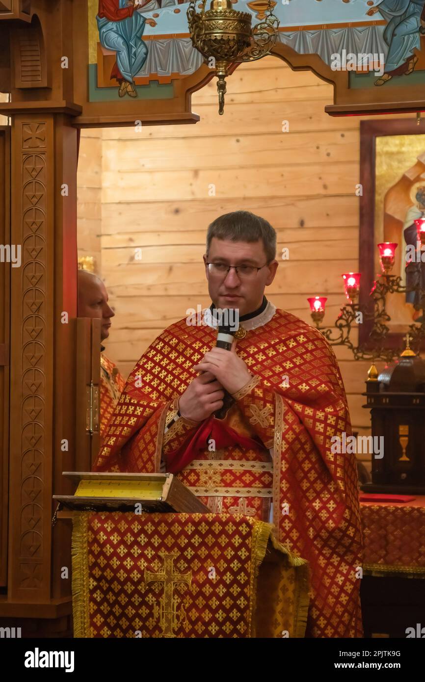 1. April 2023, Lemberg, Ukraine: Der Priester führt die Liturgie bei ...