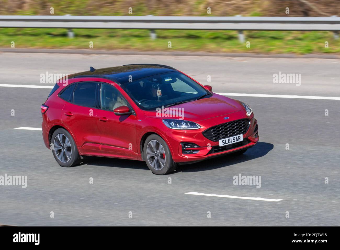 Leuchtend rot metallic -Fotos und -Bildmaterial in hoher Auflösung – Alamy