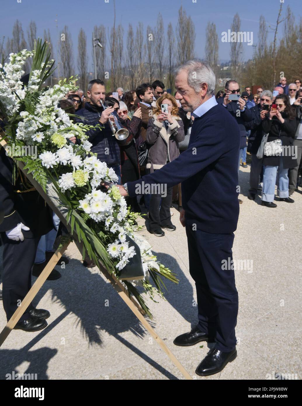 Guido Bertolaso im Wald der Erinnerung, geschaffen in Bergamo zum Gedenken an die Opfer des ...