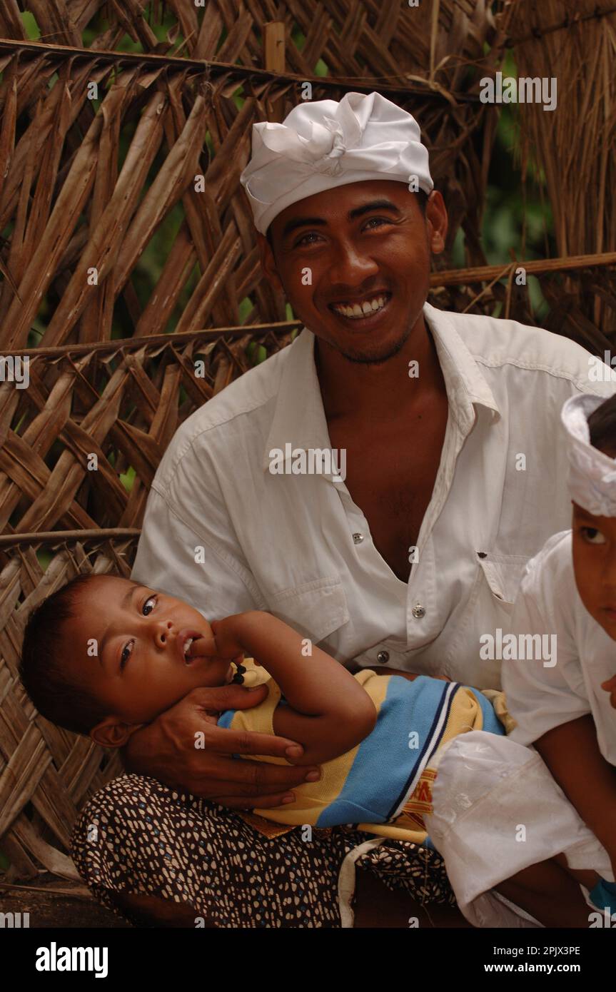 Menschen, die Opfer bringen und beten im Pura Beji Tempel in Sukawati ...
