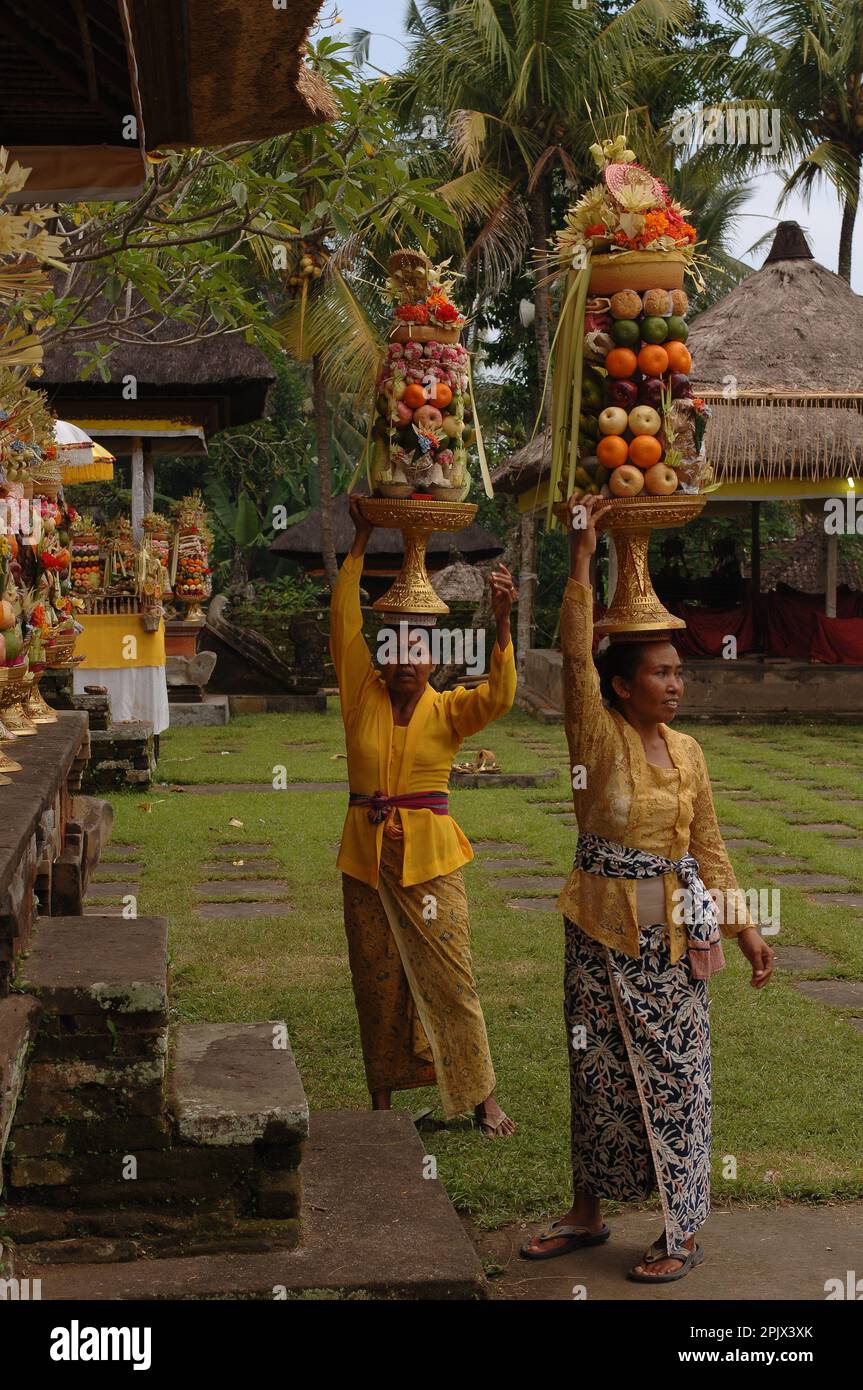 Menschen, die beten und Opfer bringen im Pura Penataran Sasih Tempel ...
