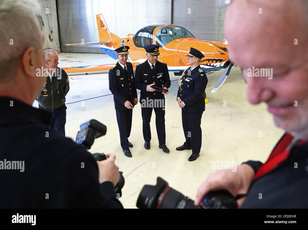 Von links: André Hiebeler, CEO Grob Aircraft, Lars Helmrich, Director ...