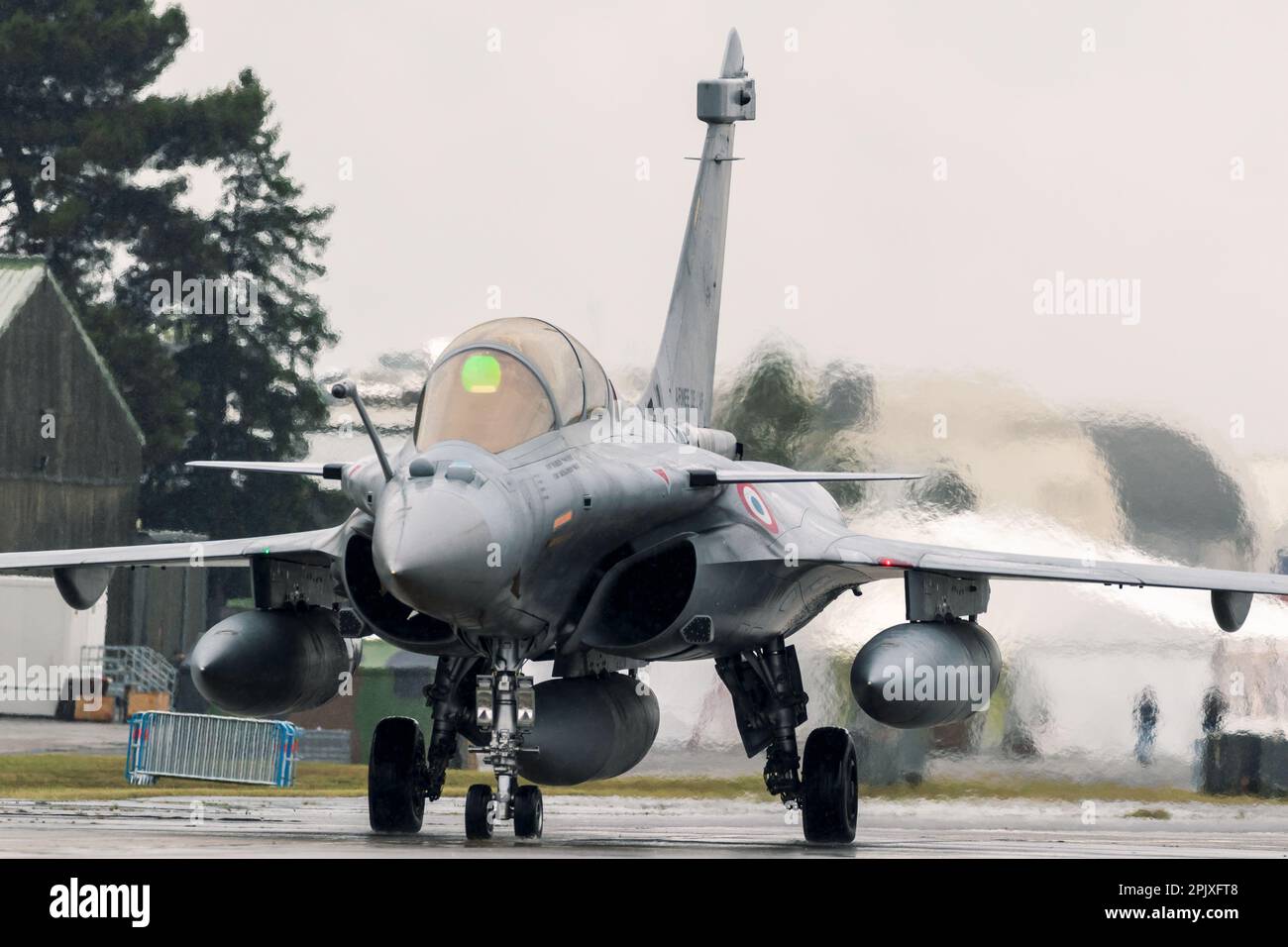 Die französische Luftwaffe Dassault Rafale rollt auf dem ...