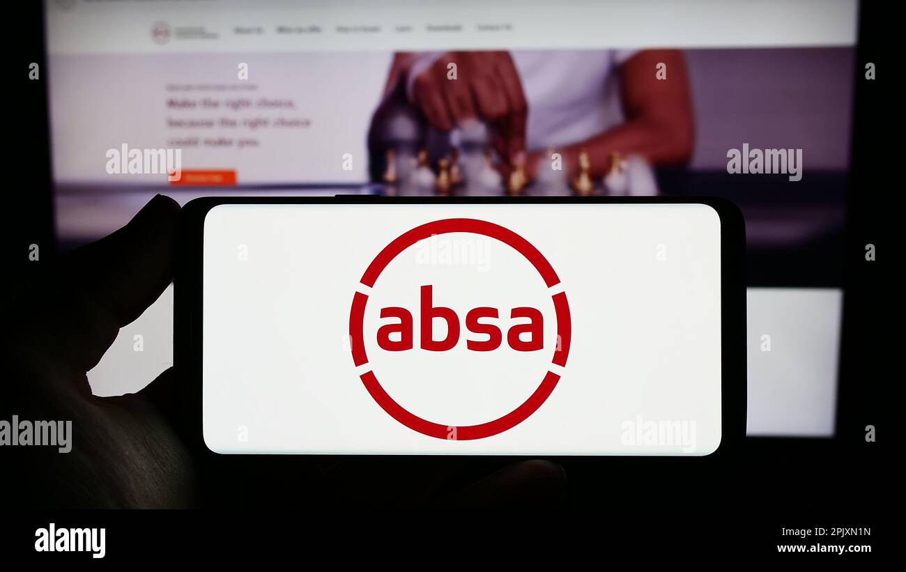 Person, die ein Smartphone mit dem Logo des südafrikanischen Unternehmens Absa Group Limited auf ...