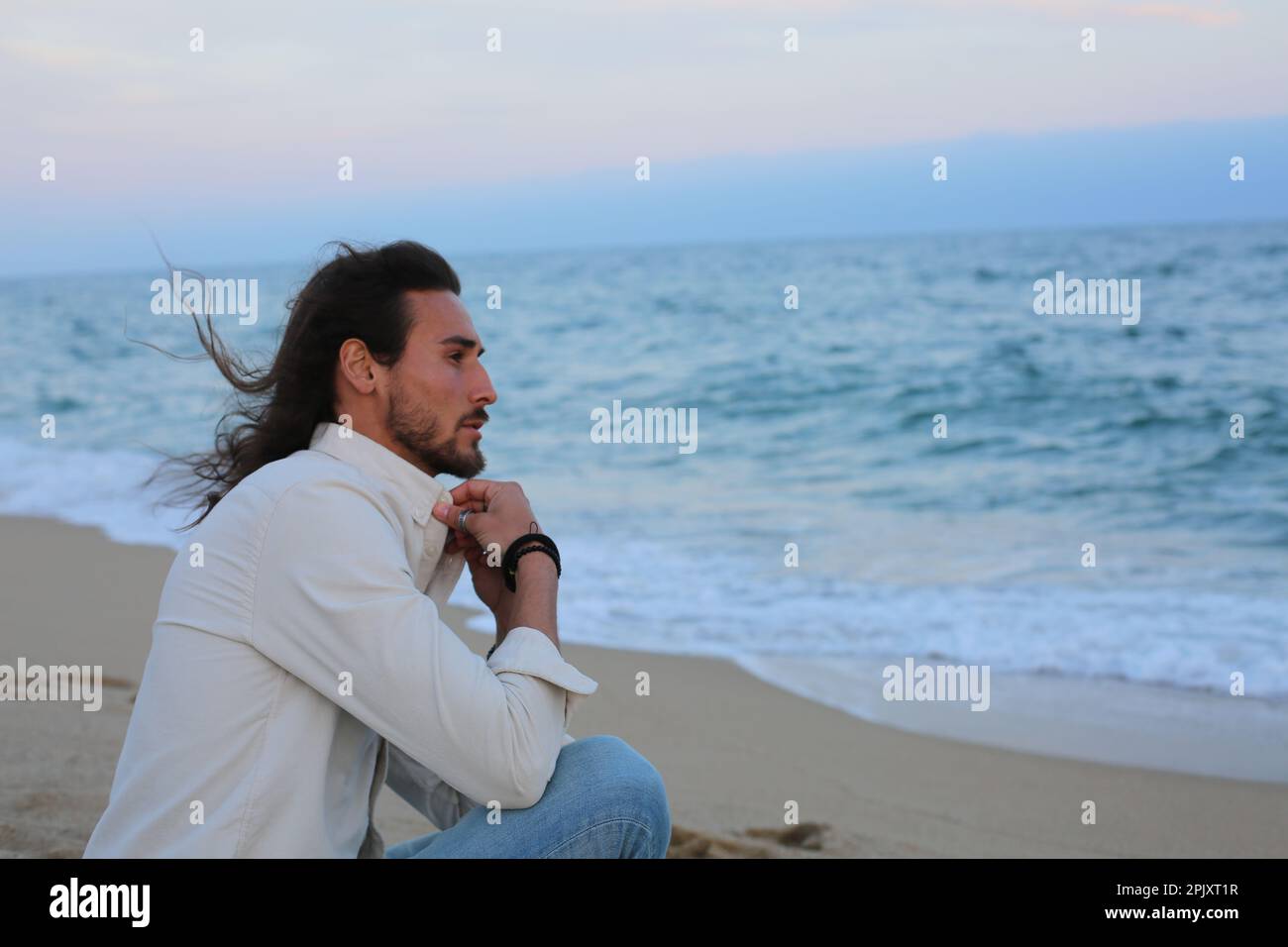Lange haare am strand -Fotos und -Bildmaterial in hoher Auflösung – Alamy