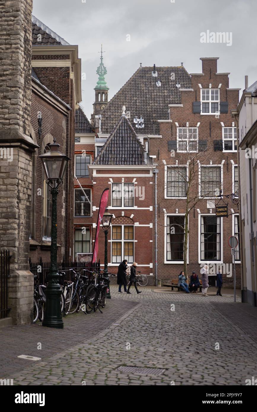 25. März 2023, Leiden, Niederlande Blick auf Fassaden rund um die ...