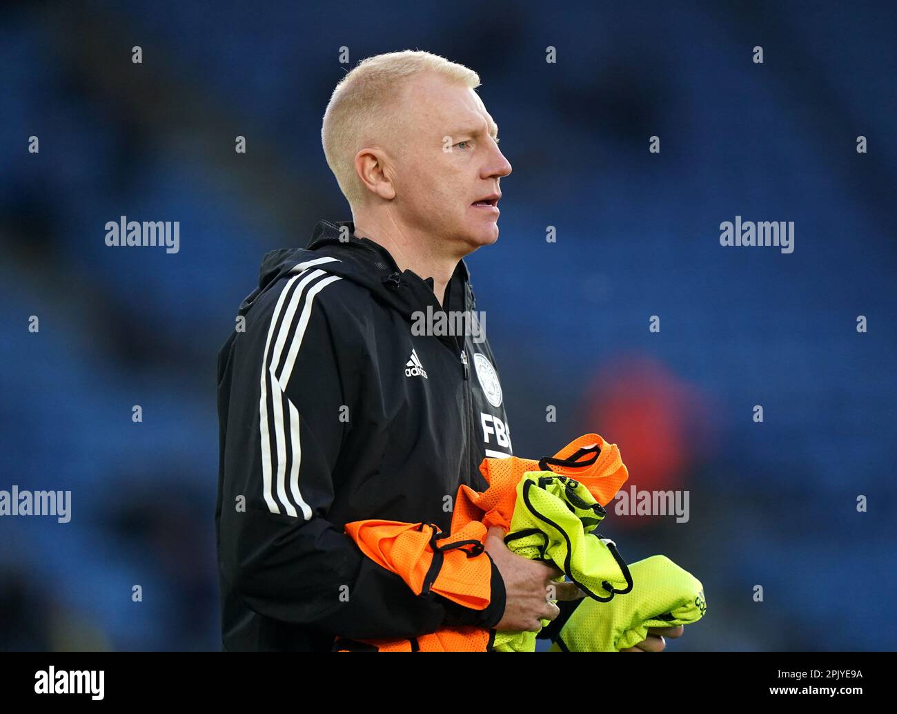 Adam Sadler, Verwalter von Leicester City, sieht zu, wie er sich vor ...