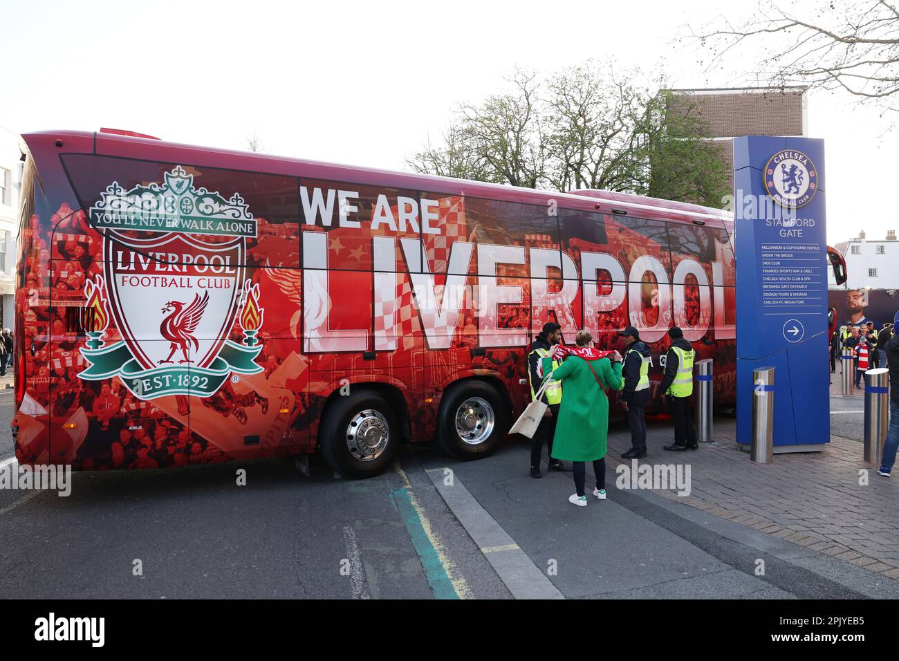 Liverpool football team bus arrives -Fotos und -Bildmaterial in hoher ...