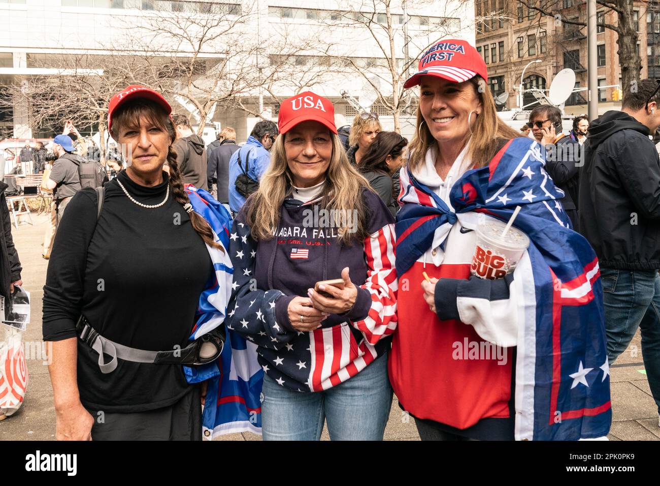 Pro-Trump-Unterstützer treffen sich am 4. April 2023 beim New Yorker ...