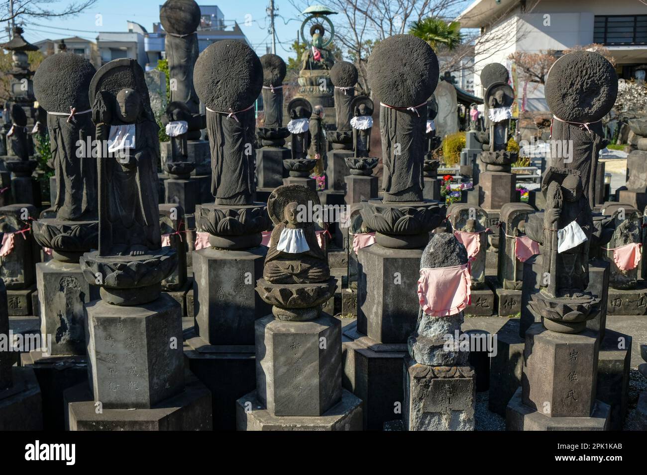 Tokio, Japan - 3. März 2023: Steinstatuen von Jizo, der Schutzgöttin ...