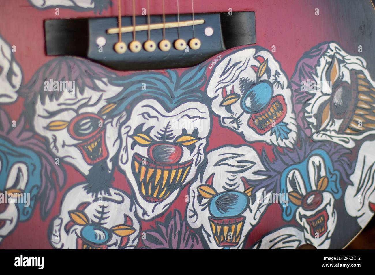 Ziemlich beängstigende Clowngesichter, die um die Brücke einer ...