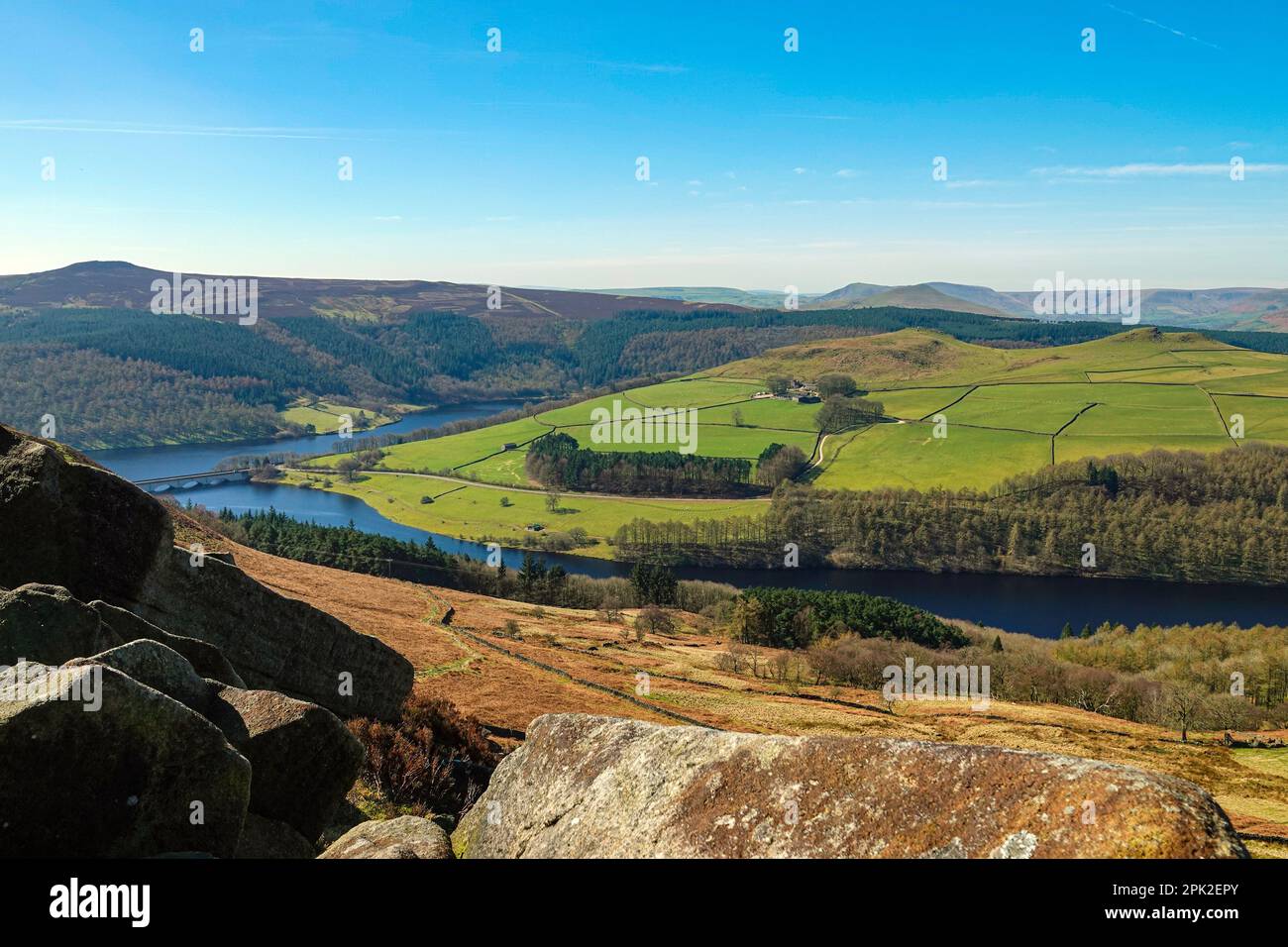 Spaziergang entlang Dovestones Edge, oberhalb des Ladybower Reservoir ...