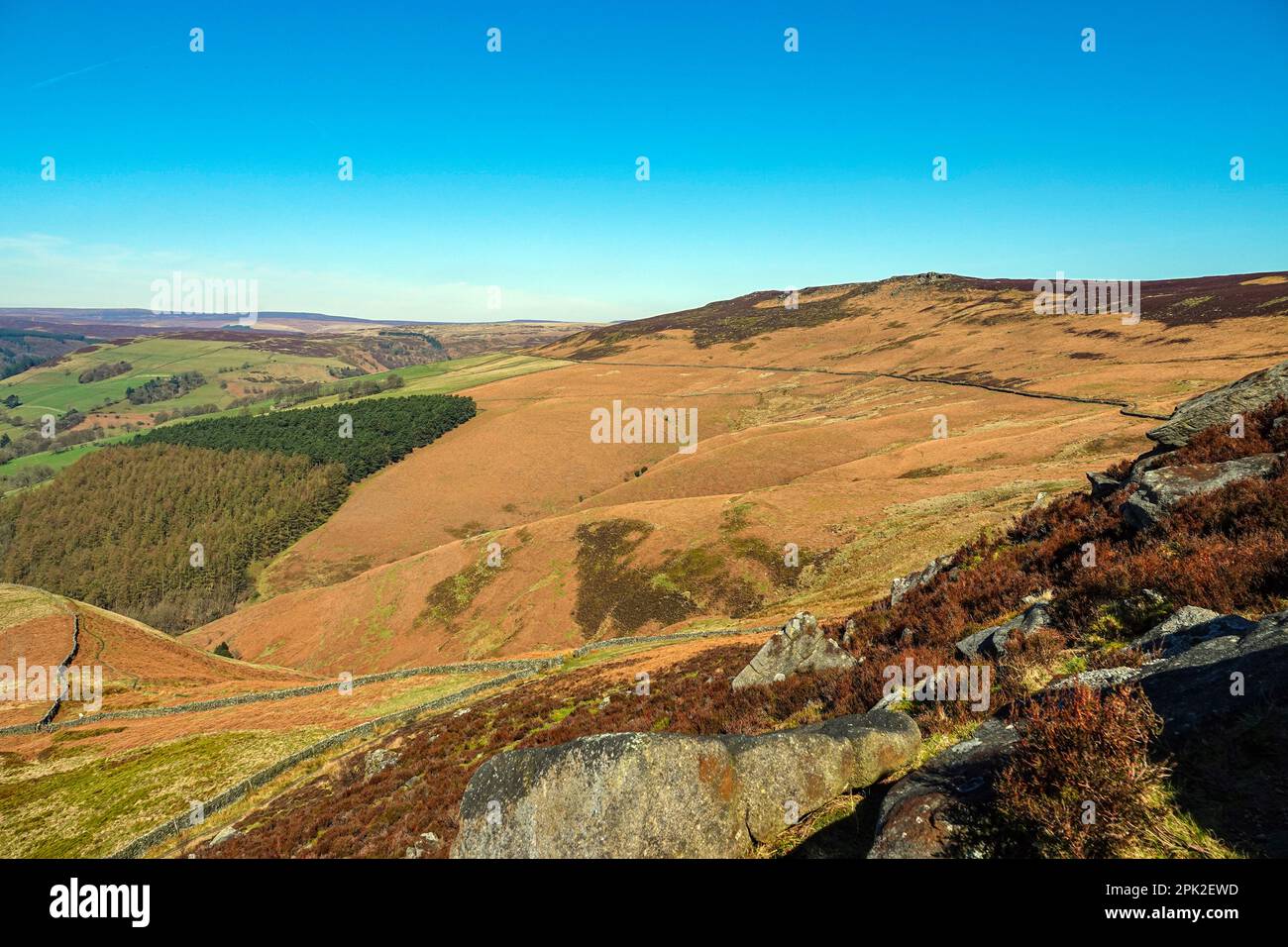 Spaziergang entlang Dovestones Edge, oberhalb des Ladybower Reservoir ...