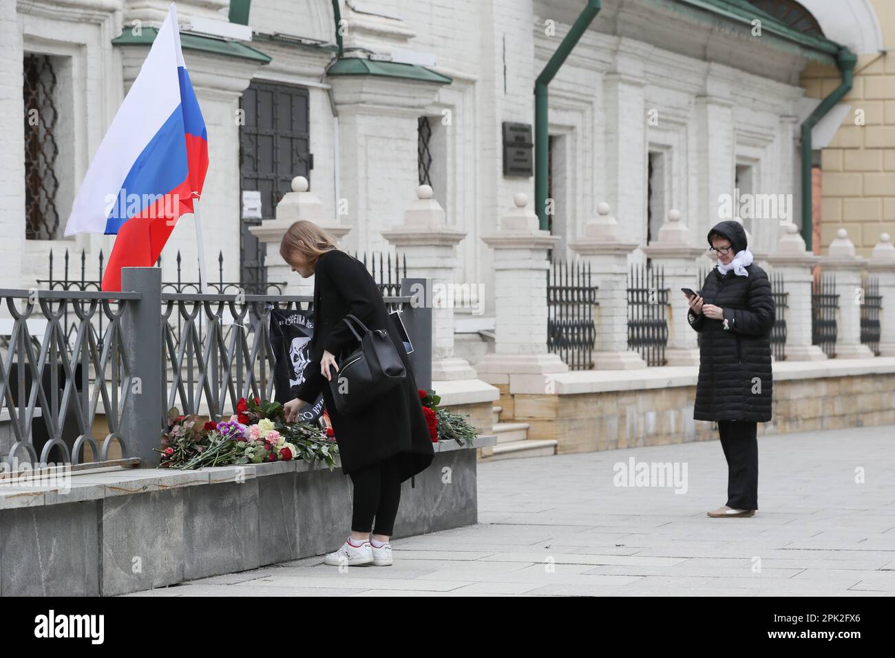 April 04. 2023. Russland. Moskau. Die Bürger tragen Blumen zum Gedenken ...