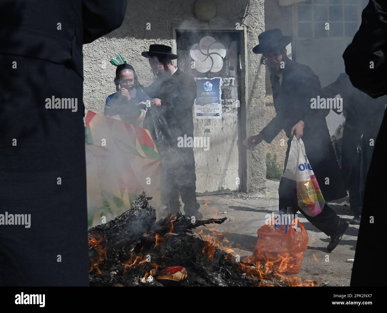 Jerusalem, Israel. 05. April 2023. Ultraorthodoxe Juden verbrennen vor ...